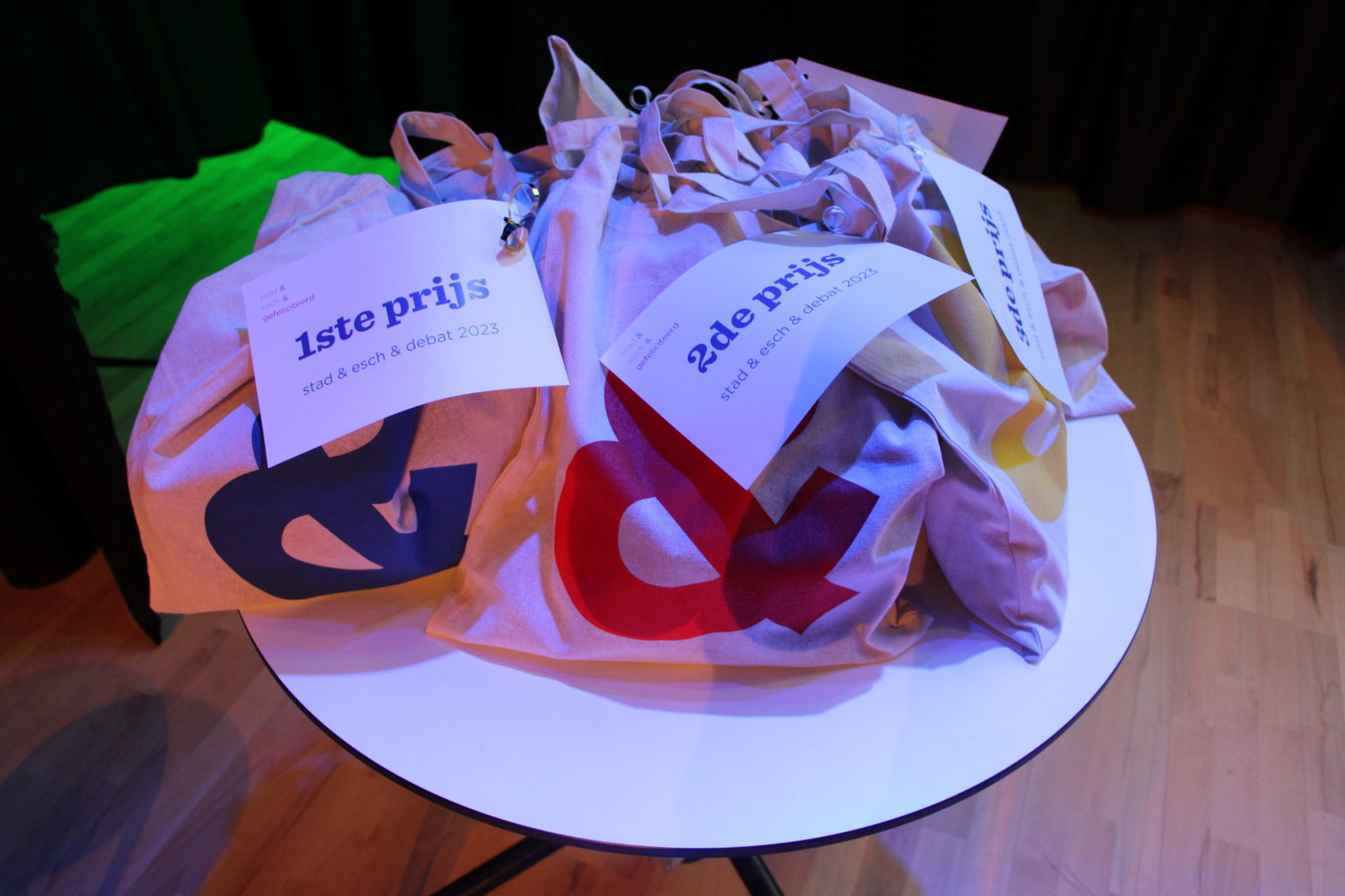 Groep 8-leerlingen debatteren over maatschappelijke thema’s tijdens Kinderdebat - Stad & Esch